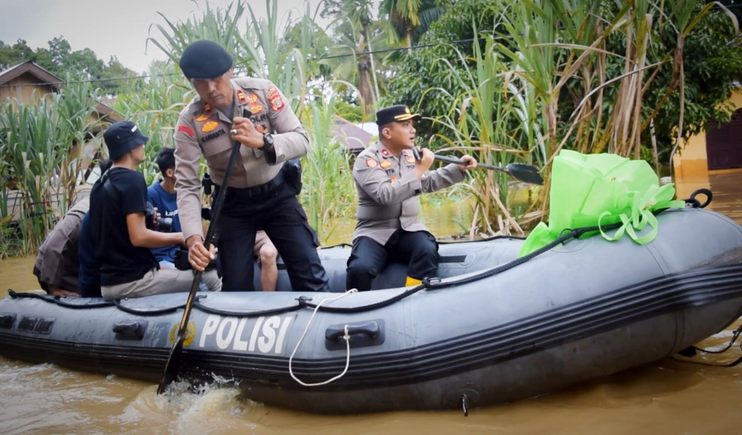Gunakan Perahu Karet Polres Aceh Barat Sisir Area Banjir dan Salurkan Sejumlah Sembako | Nusa One